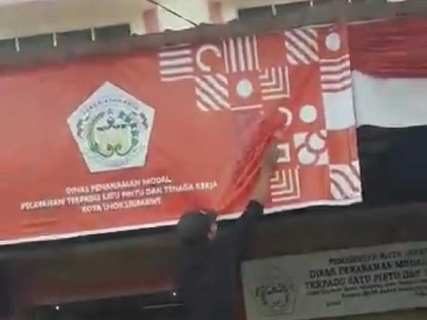Gegara Ada Simbol Mirip Salib, Warga Aceh Cat Logo HUT RI | Eramuslim