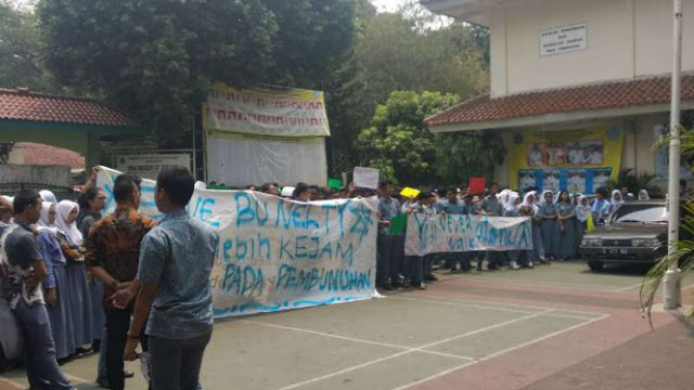 Siswa Siswi SMAN 87 Gelar Demo Dukung Guru N: Beliau Guru Agama Yang ...