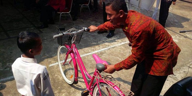 Anak SD Ini Tolak Hadiah "Sepeda Bencong" Dari Jokowi - Eramuslim