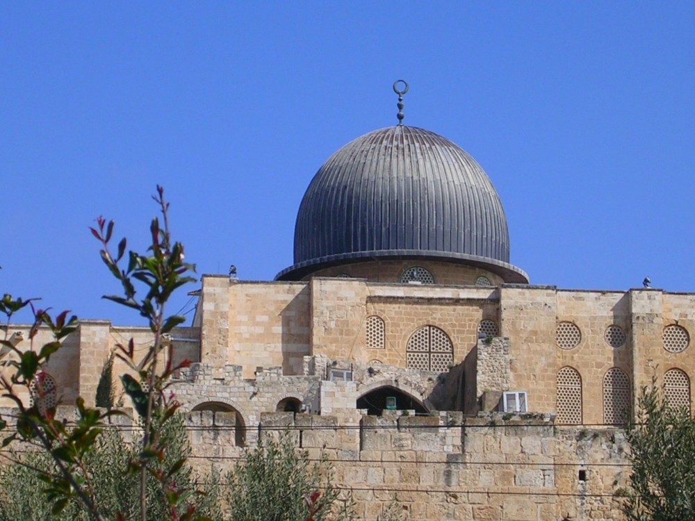 Pasukan Zionis Tembakkan Peluru ke Warga Palestina Di Depan Masjid Aqsa ...