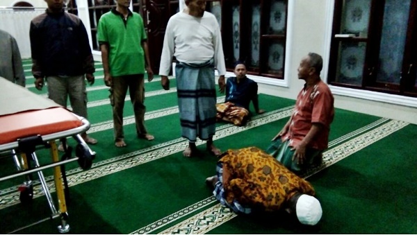 Pemandi Mayat Ini Meninggal Dunia Dalam Keadaan Sujud di Masjid - Eramuslim