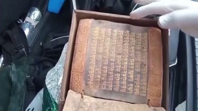 Turki Sita Kitab Suci Taurat Bertinta Emas yang Ditulis Sebelum Era ...