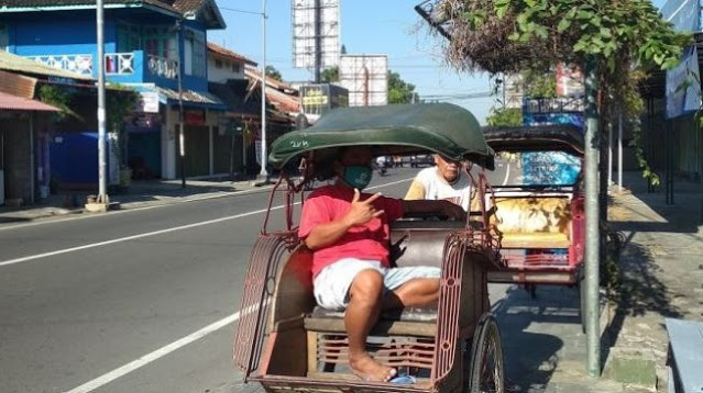 Pilu! Sepi Penumpang dan Penghasilan Menurun, Tukang Becak 78 Tahun Ini ...