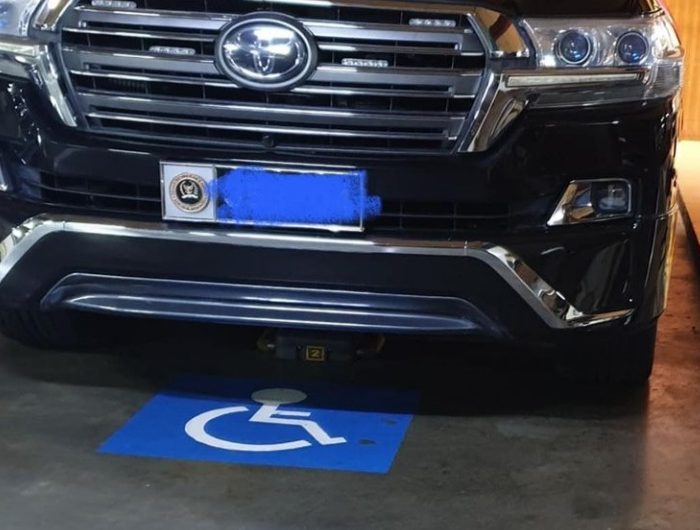 Viral! Mobil Berpelat DPR RI Diduga Serobot Tempat Parkir Difabel ...