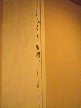 Mengatasi Keretakan Pada Dinding dan Lantai Rumah | Eramuslim